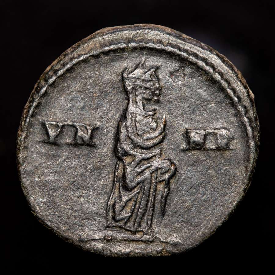 Divo Constantino I postumo velado (337-340 dC), 1/2 follis. VN-MR ...