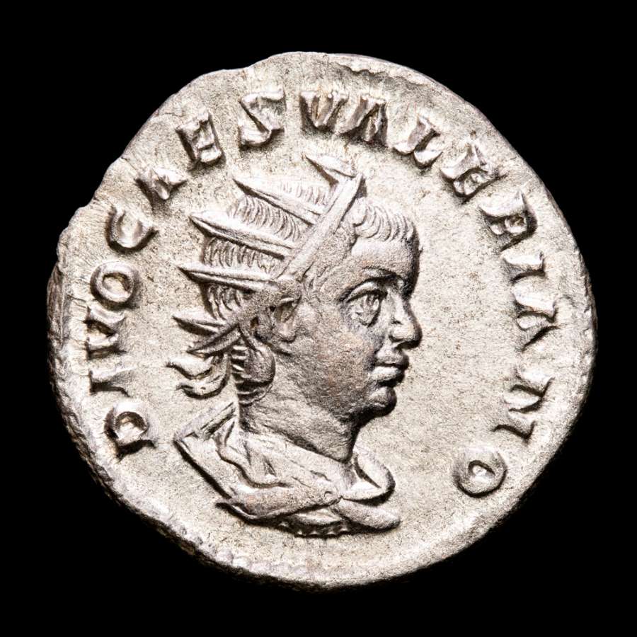 Divo Valeriano II. Antoniniano de plata. Roma, CONSECRATIO, altar ...